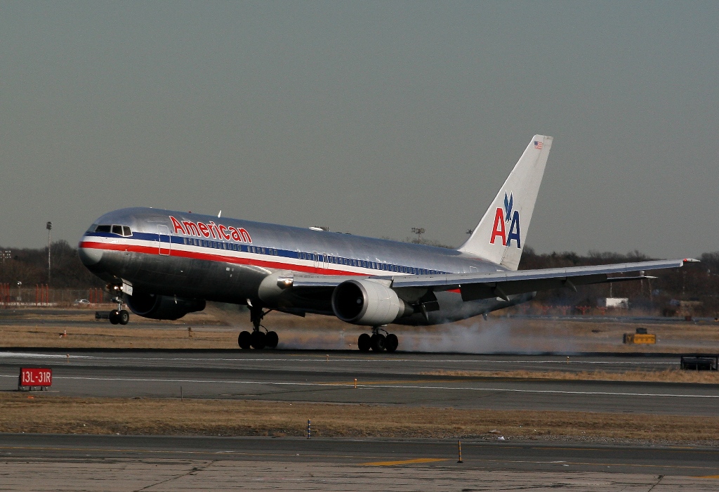 American Airlines Boeing 767-300 landing runway 31R at JFK